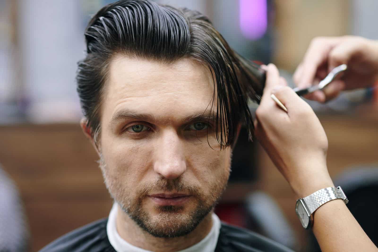 Slick back homme : caractéristiques et tuto de réalisation